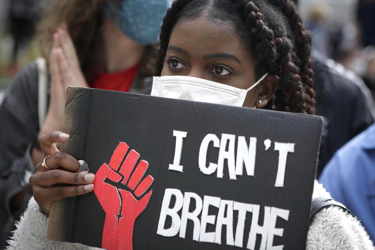 «Floyd ucciso dai poliziotti marci e da quel somaro di Trump»